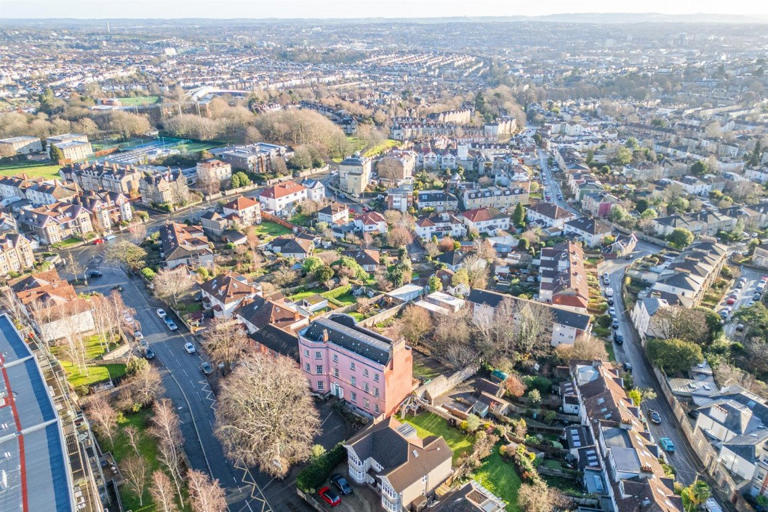 18 pictures of former Bristol school with original classrooms and ...