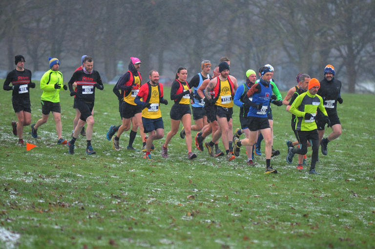 13 crisp photos of hardy runners braving the snow for the Temple Newsam ...