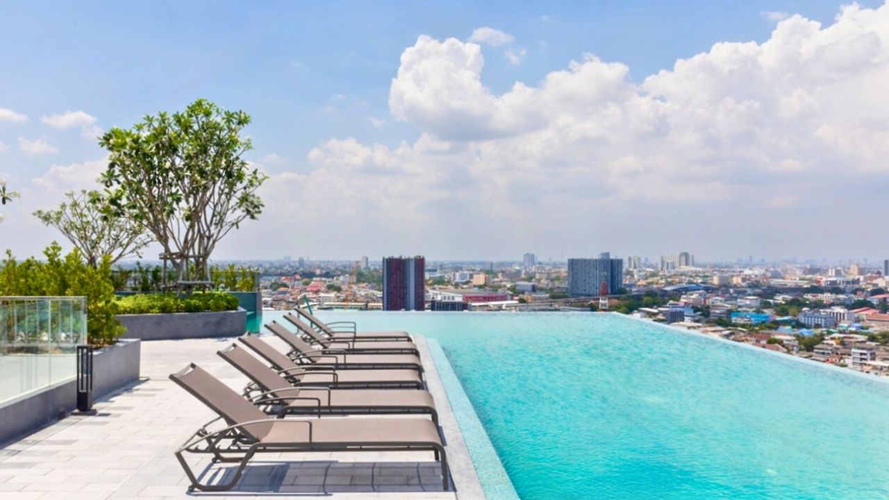 A Miami triplex penthouse just listed for $8.99 million and the rooftop ...