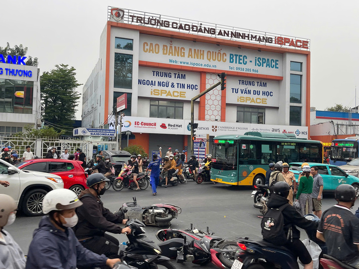 Ô tô tông liên tiếp 5 xe máy đang chờ đèn đỏ ở TP.HCM