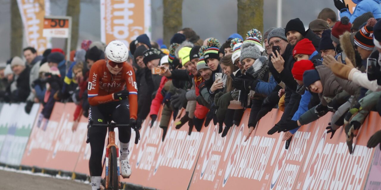 Puck Pieterse heeft last van rug na val op NK veldrijden