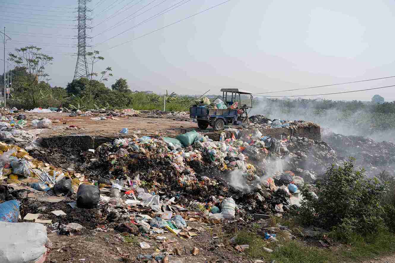 Đổ rác trái quy định, người đàn ông Hưng Yên bị bắt quả tang