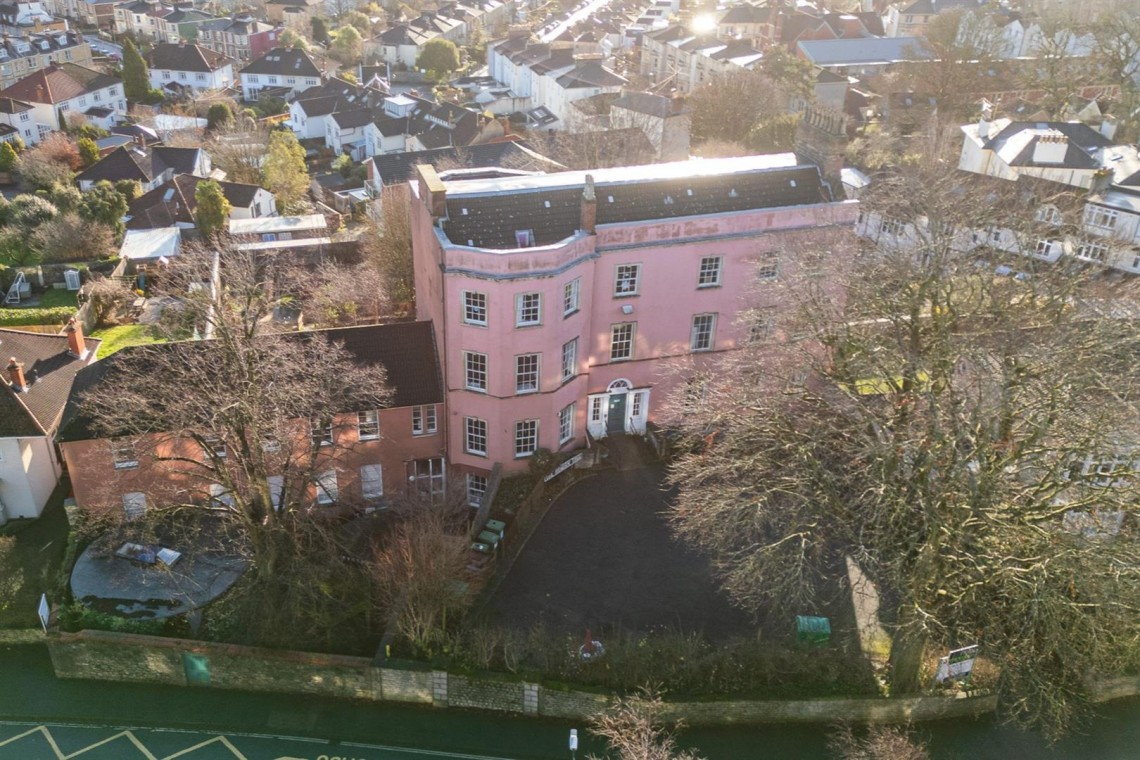 18 pictures of former Bristol school with original classrooms and ...