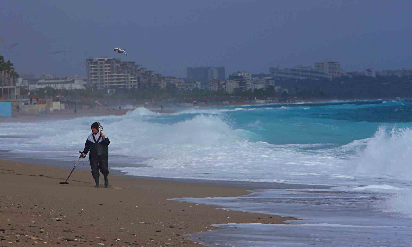 Define avcıları fırtınada iş başında: Dev dalgaların vurduğu sahilde ...