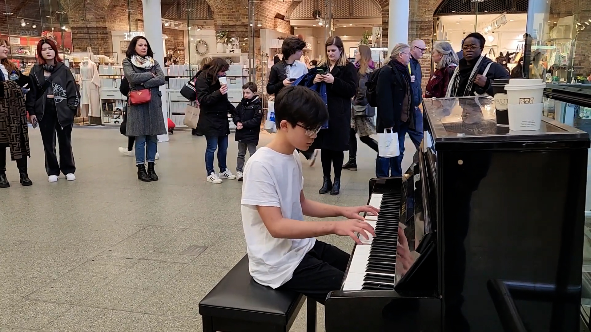 Piano version of Interstellar draws attention in public