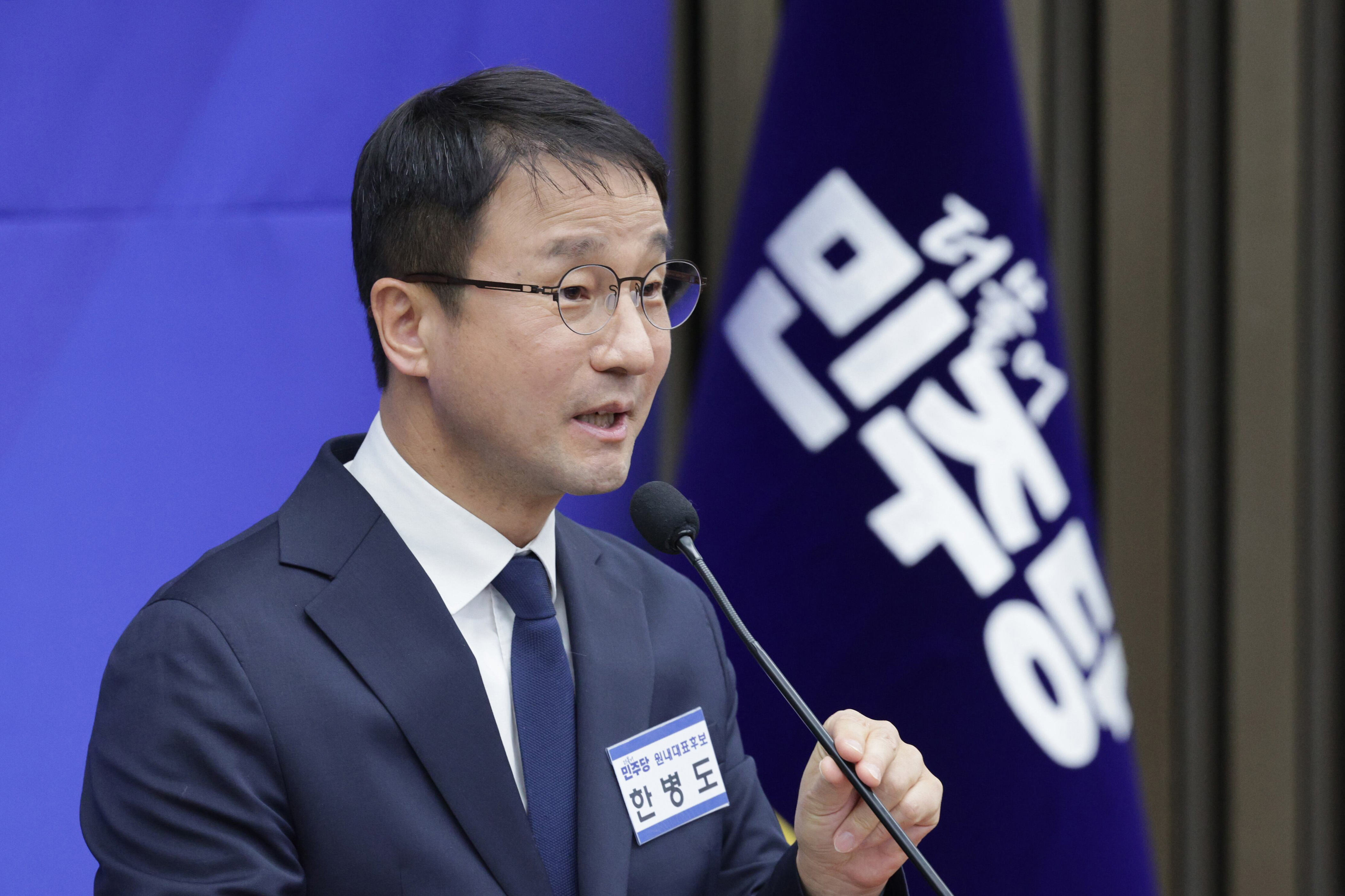 Han Byung-do elected Democratic Party floor leader ahead of local elections