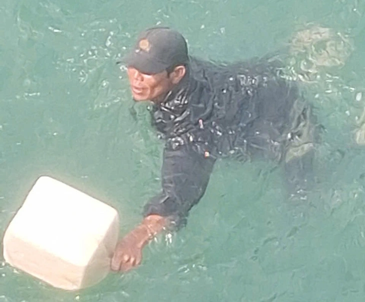 Sóng lớn đánh chìm thúng, ngư dân trôi dạt trên biển Dung Quất may mắn ...