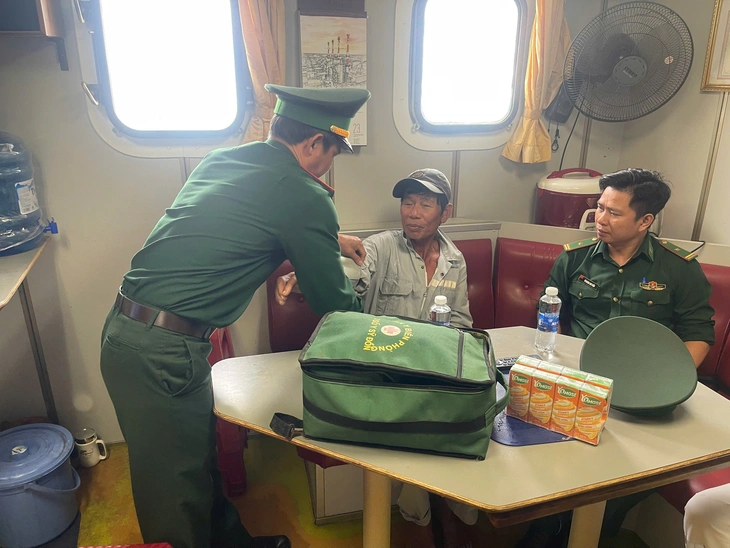 Sóng lớn đánh chìm thúng, ngư dân trôi dạt trên biển Dung Quất may mắn ...