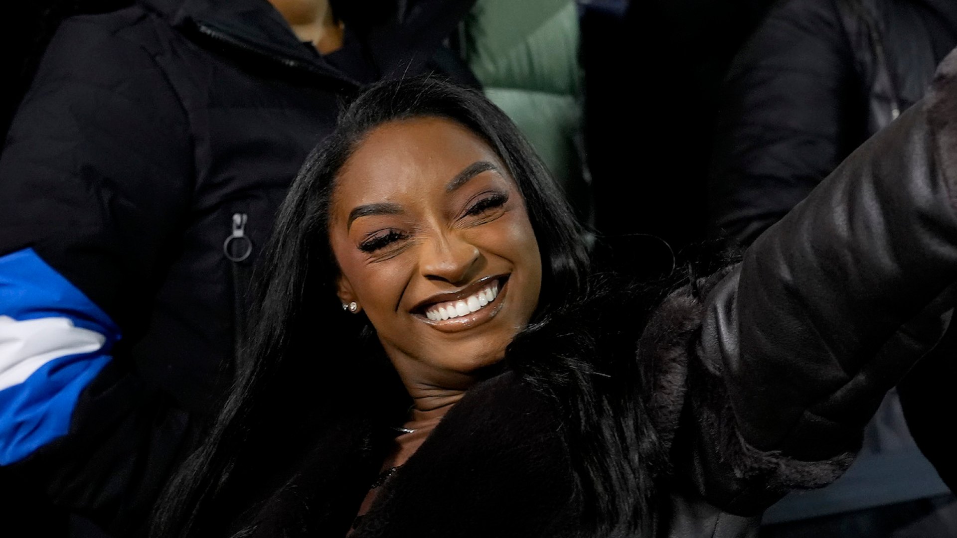 Simone Biles kisses husband Jonathan Owens before Bears-Packers playoff ...