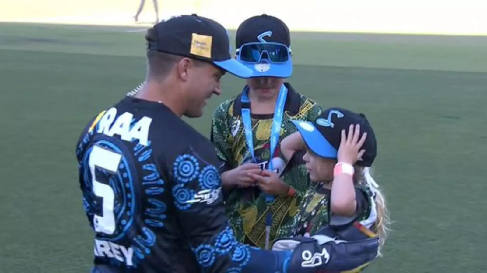 BBL मैच के बीच सामने आई पिता की ममता, डरी हुई बेटी को शांत करते एलेक्स ...