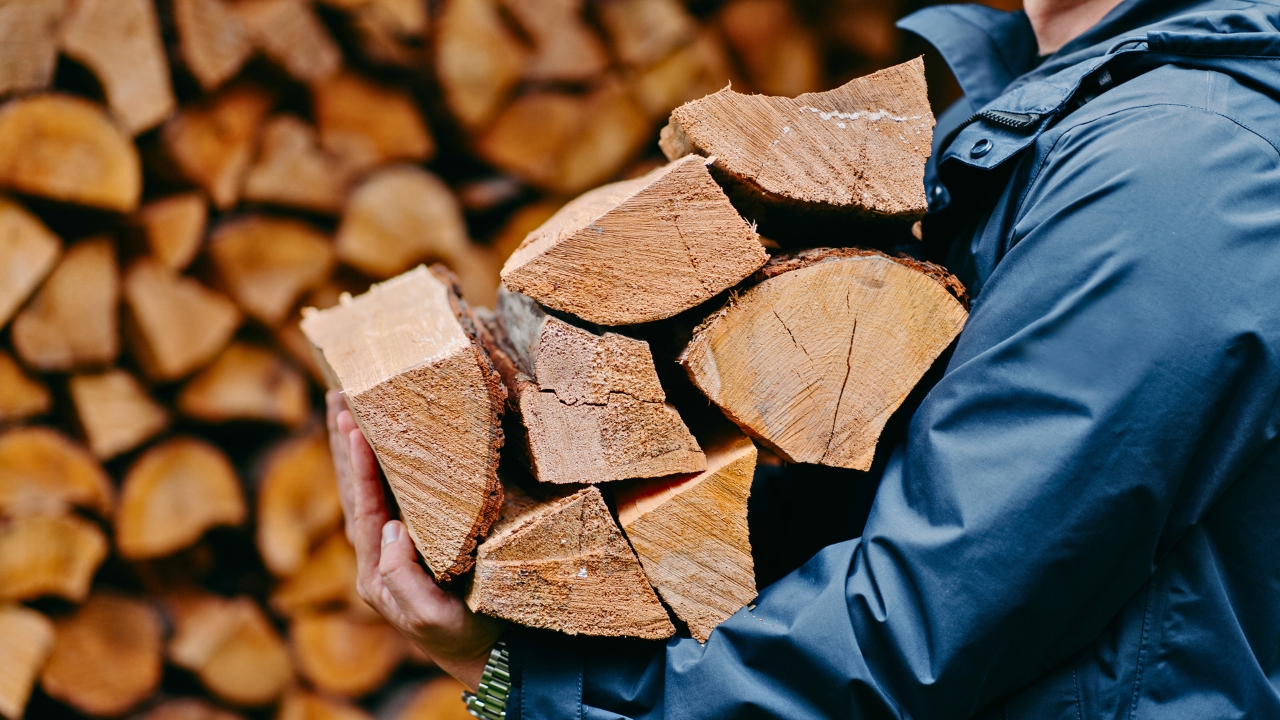 15 woods you should never burn (they can put off nasty smoke)
