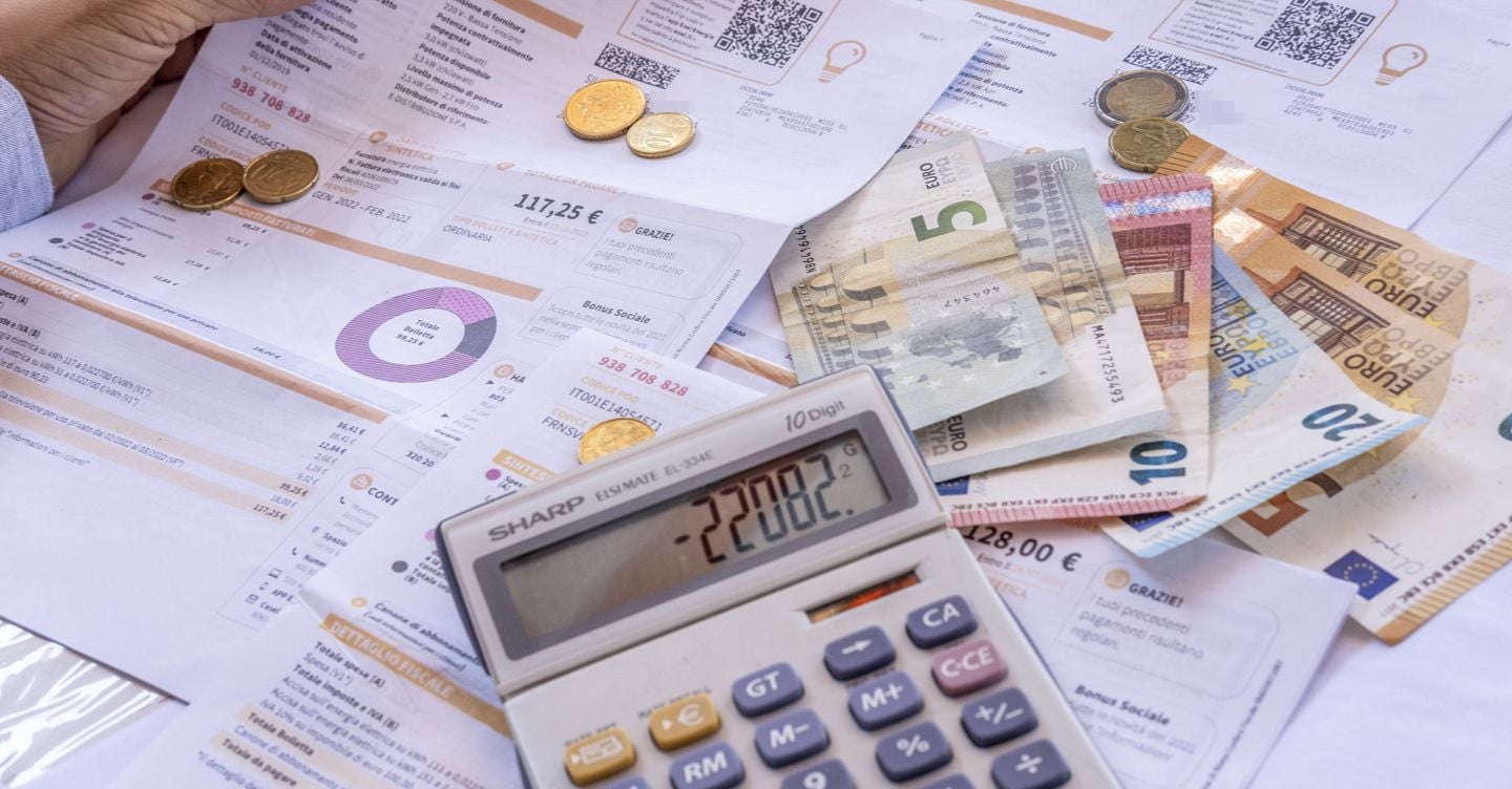 Bollette, il piano del governo per un nuovo contributo una tantum alle ...