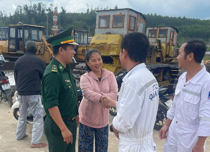 Sóng lớn đánh chìm thúng, ngư dân trôi dạt trên biển Dung Quất may mắn ...