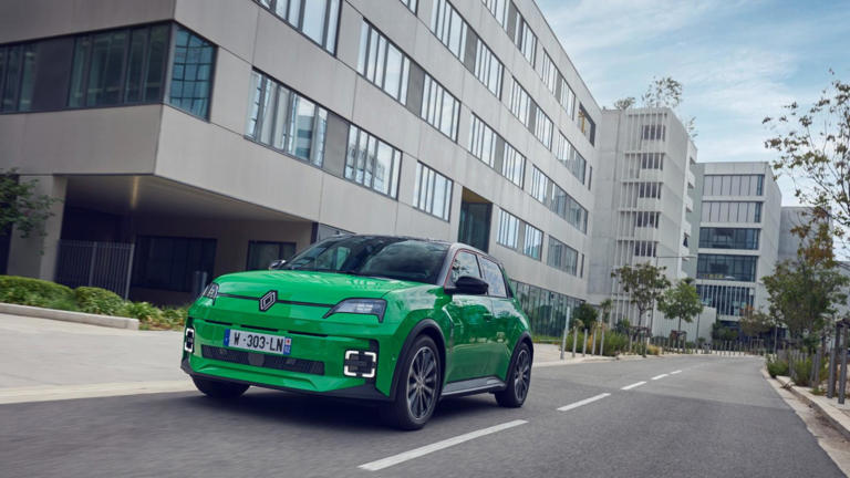Σαρώνει το Renault 5 στις πωλήσεις - Πώς οι Γάλλοι νίκησαν την Tesla