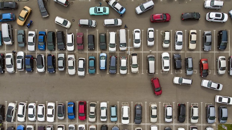 5 parking lot etiquette rules every driver should follow