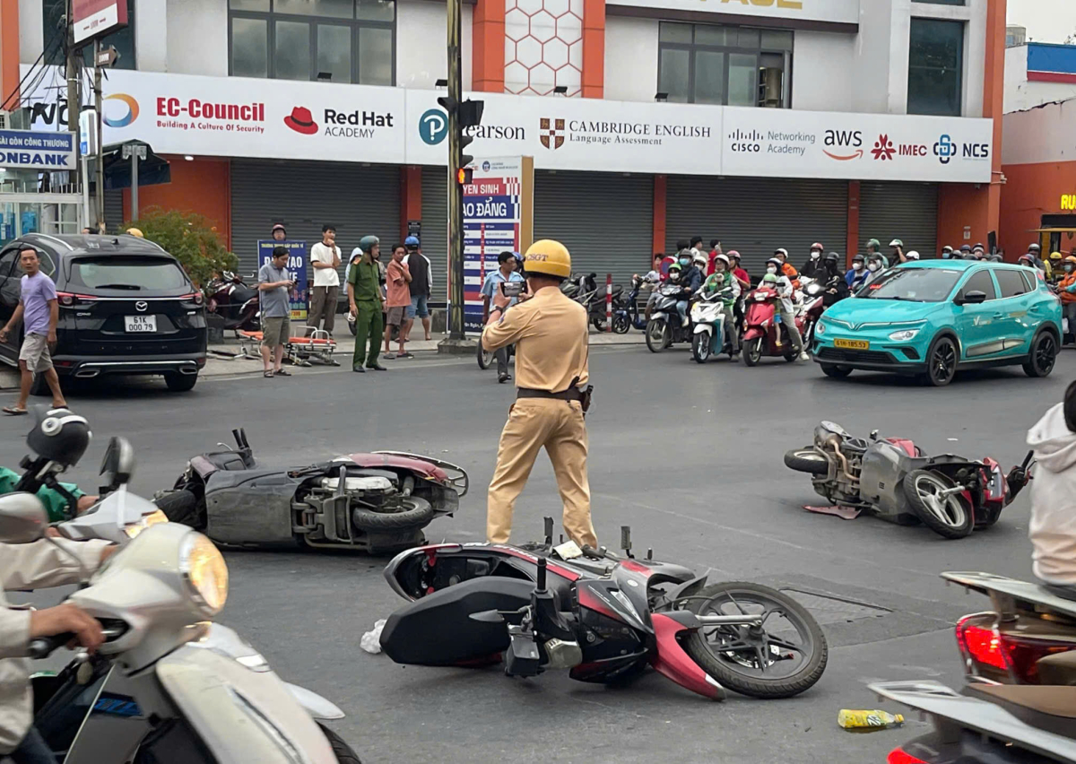 Ôtô tông 6 xe dừng đèn đỏ ở TP HCM