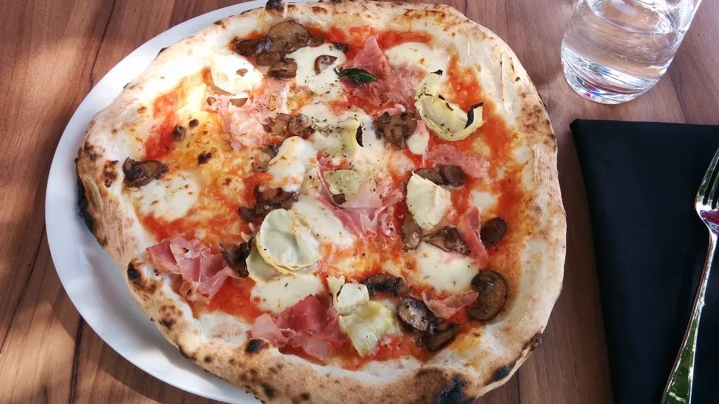 5 signs a pizza place is genuinely authentic, even in a strip mall