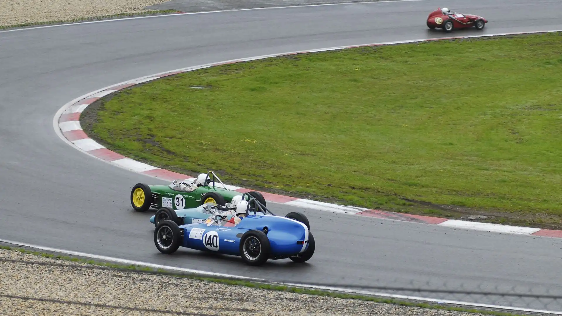 Epische Duelle zwischen historischen Autos: Wer einen Fehler macht ...