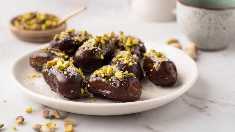 Von diesen schnellen Dattelpralinen mit Pistazien kannst du nicht genug ...
