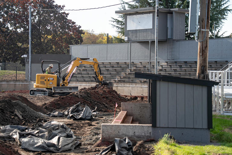 Destination weddings on the McKenzie and accessible trail to Blue Pool