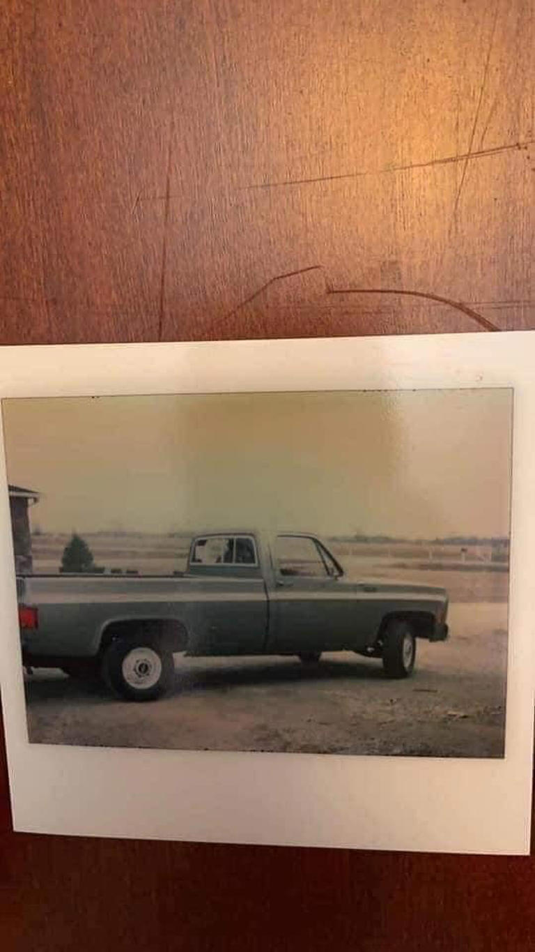 Opa bouwt zijn oude pick-up om tot het ultieme droombed voor zijn kleinzoon