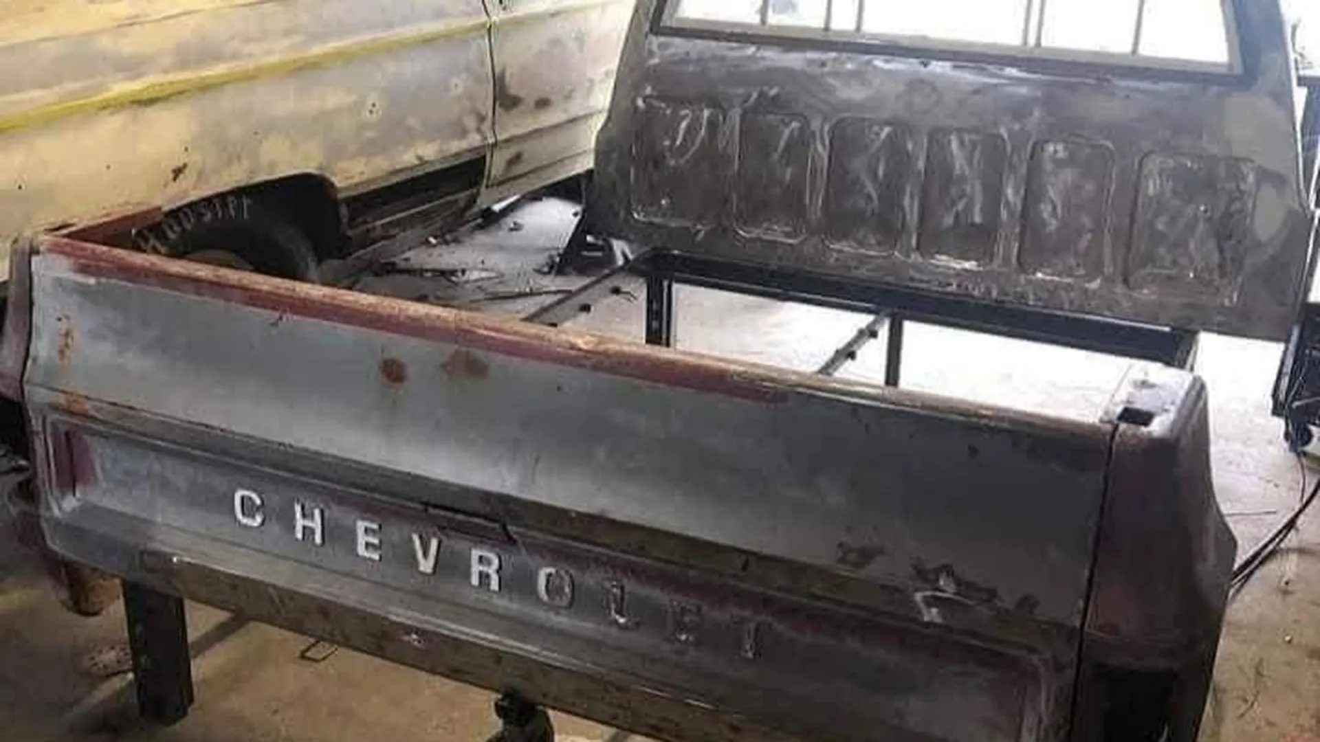 Opa bouwt zijn oude pick-up om tot het ultieme droombed voor zijn kleinzoon