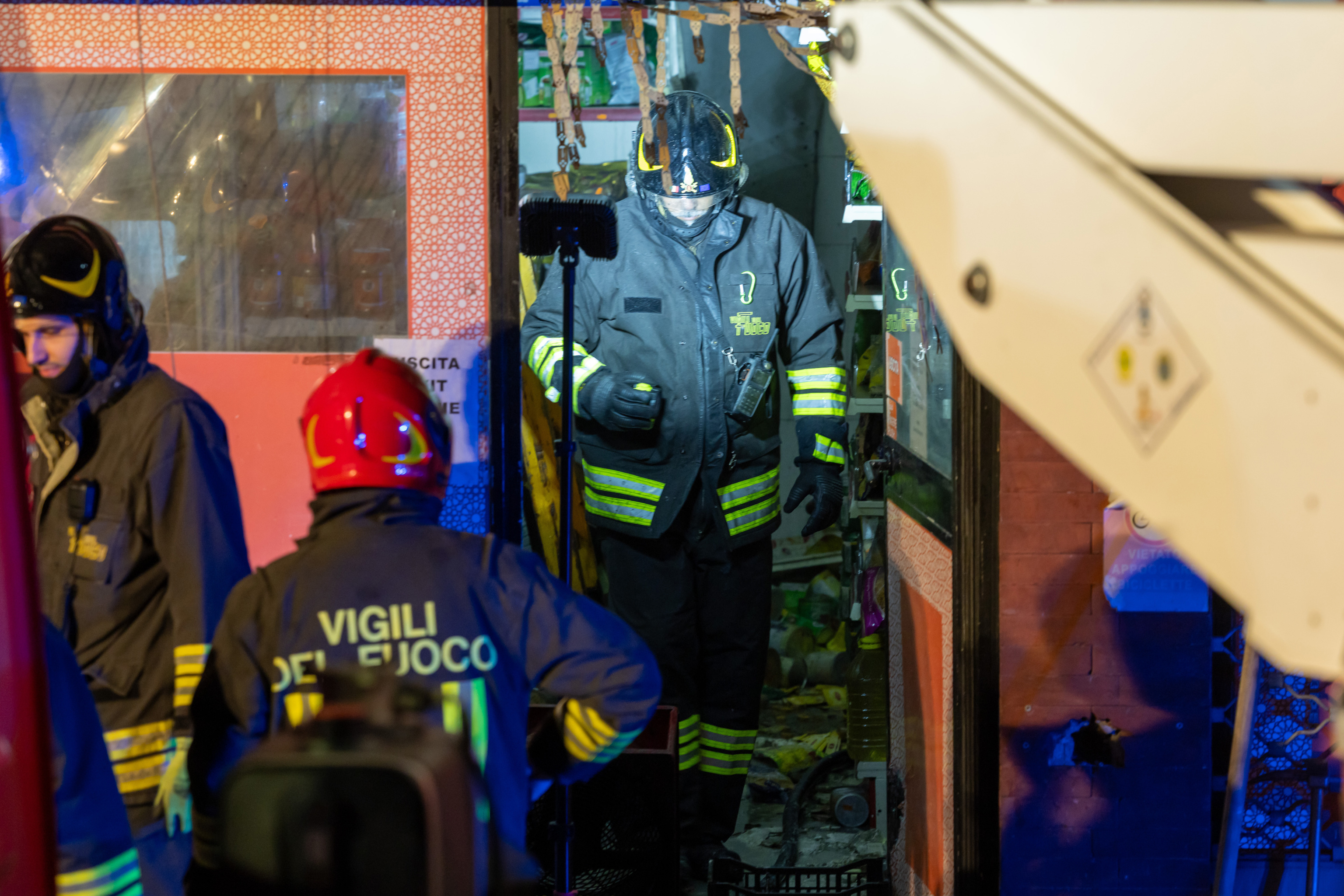 Incendio al grattacielo di Ferrara, evacuate circa 200 persone