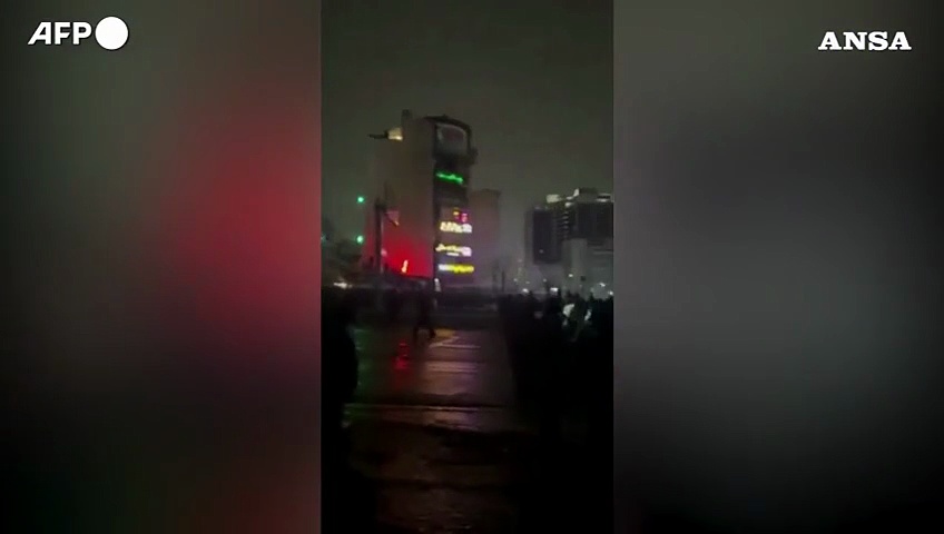 Teheran, manifestanti usano i loro cellulari per illuminare la piazza Punak