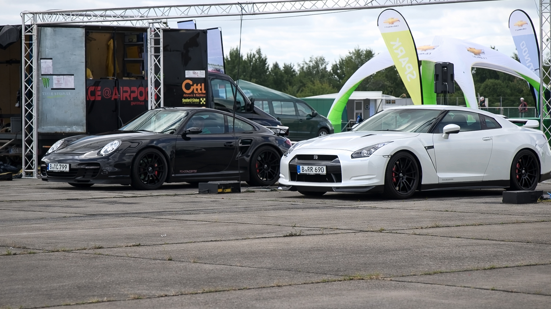 Porsche 997 and GTR face off in acceleration run