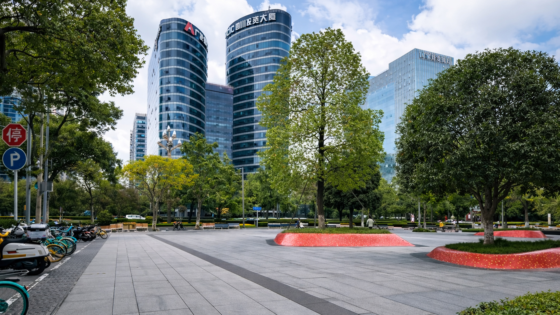 This Chengdu plaza is surprisingly calm