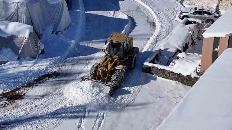Palandöken Belediyesi karla mücadelede sahada
