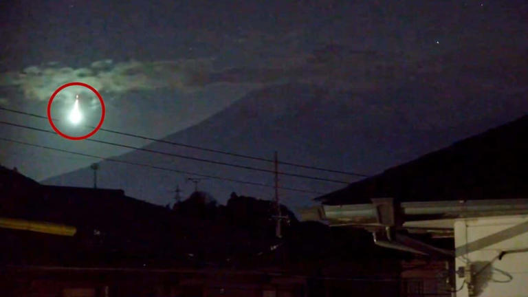 CCTV catches meteor lighting up the sky over Mount Fuji in breathtaking ...