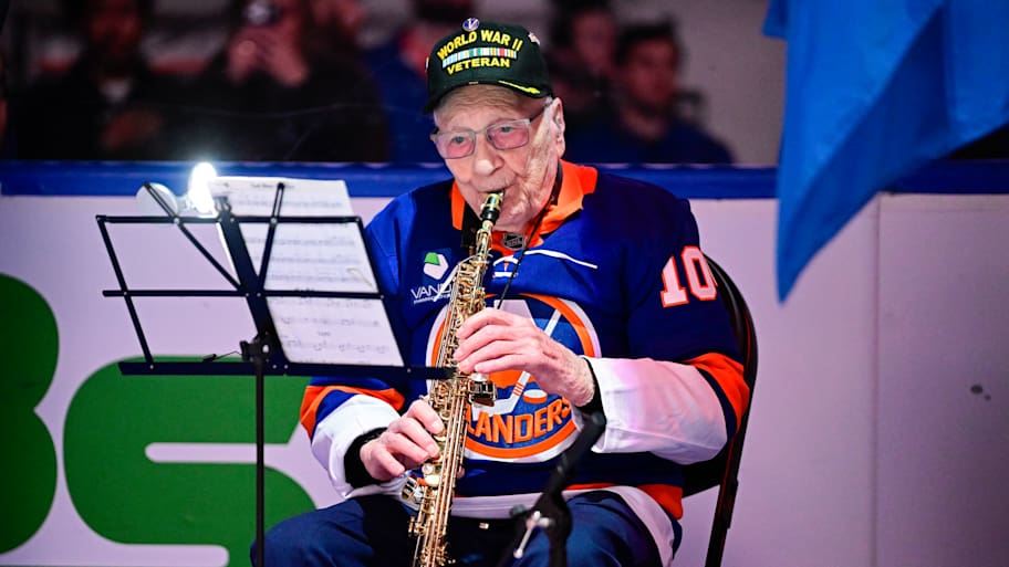 World War II vet delivers stirring rendition of national anthem before ...