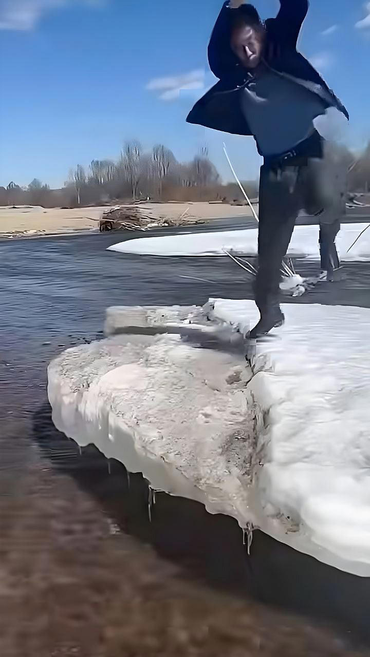 Ice fishing | याठिकाणी हातोडा घेऊन लोक जातात मासेमारी करण्यासाठी