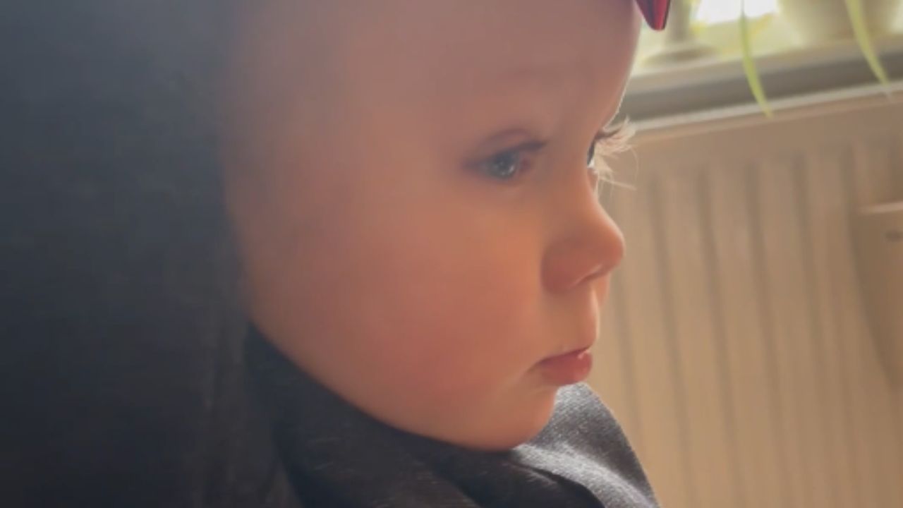 Sticker on toddler’s forehead leaves him curious and mom laughing