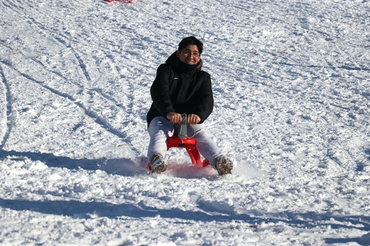 Ağrı'da çocuklar kızakla kayarak eğlendi