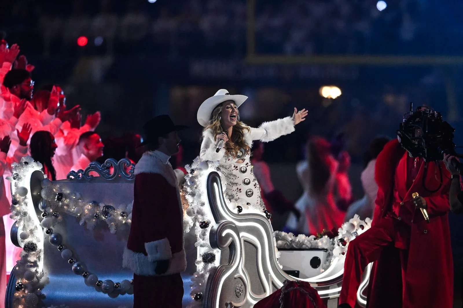Lainey Wilson (and duck!) sleigh-ride into Snoop Dogg’s NFL Christmas ...