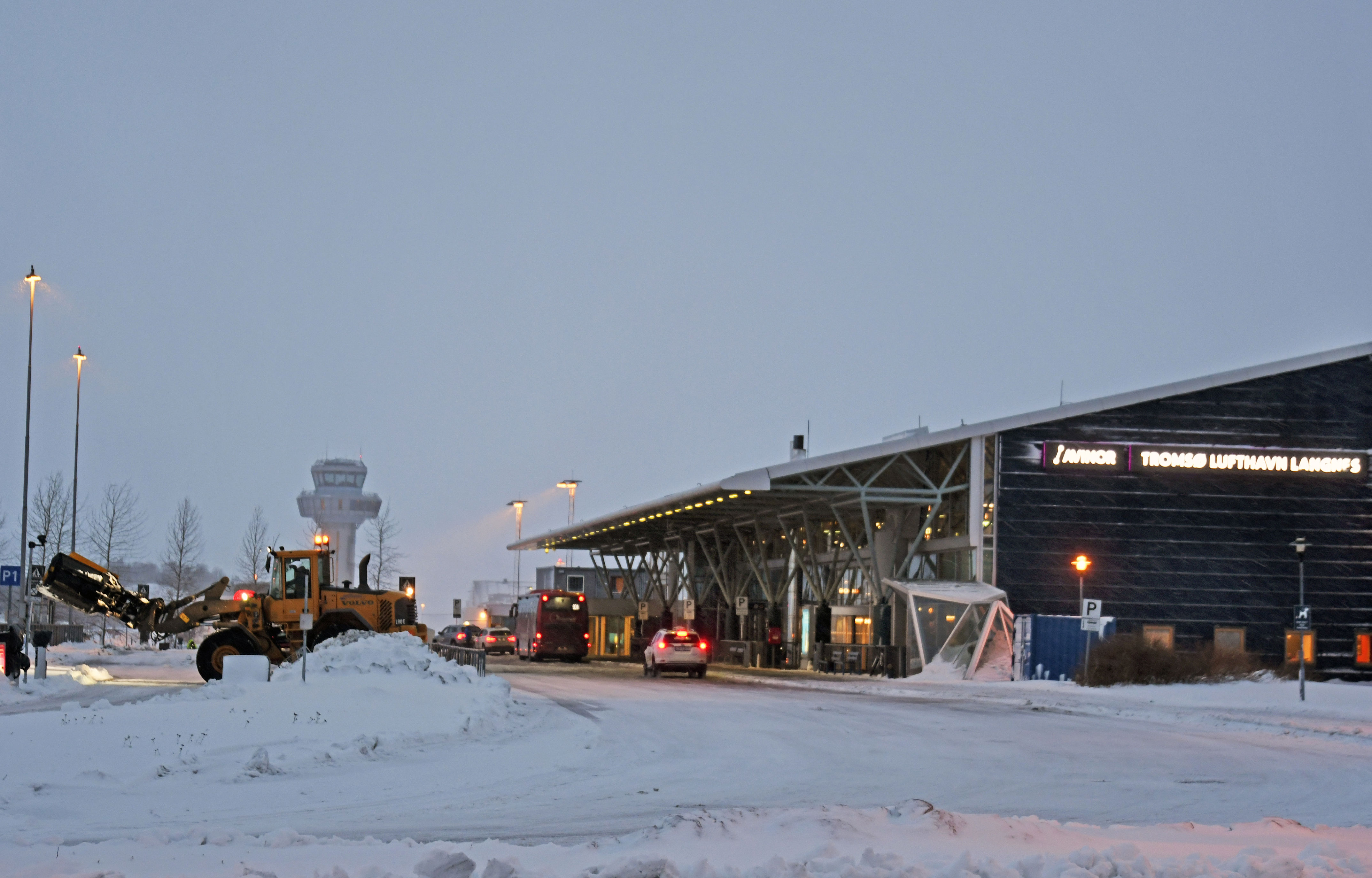 Tromsø lufthavn midlertidig stengt på grunn av uvær