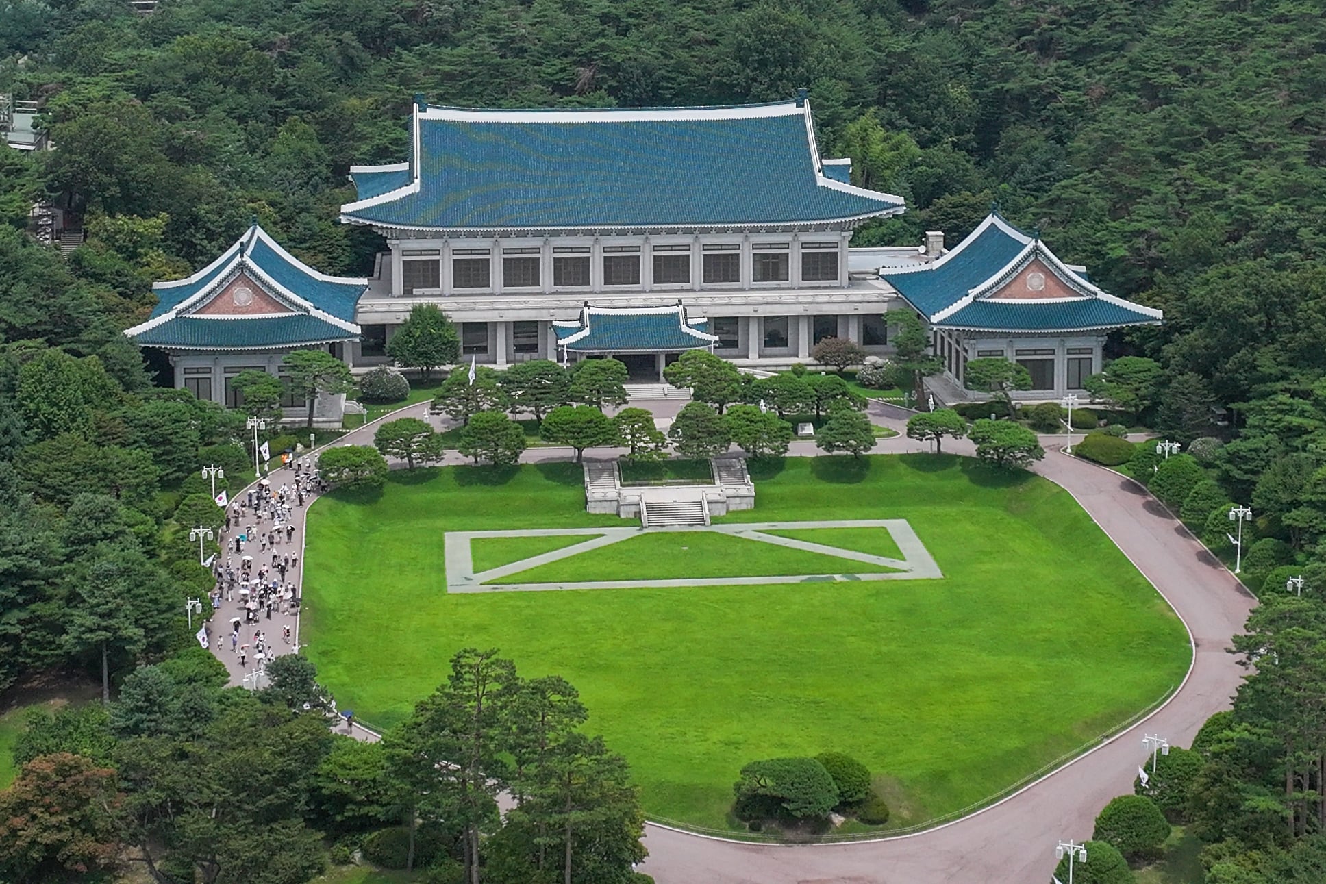 President Lee Jae-myung begins first commute to Cheong Wa Dae