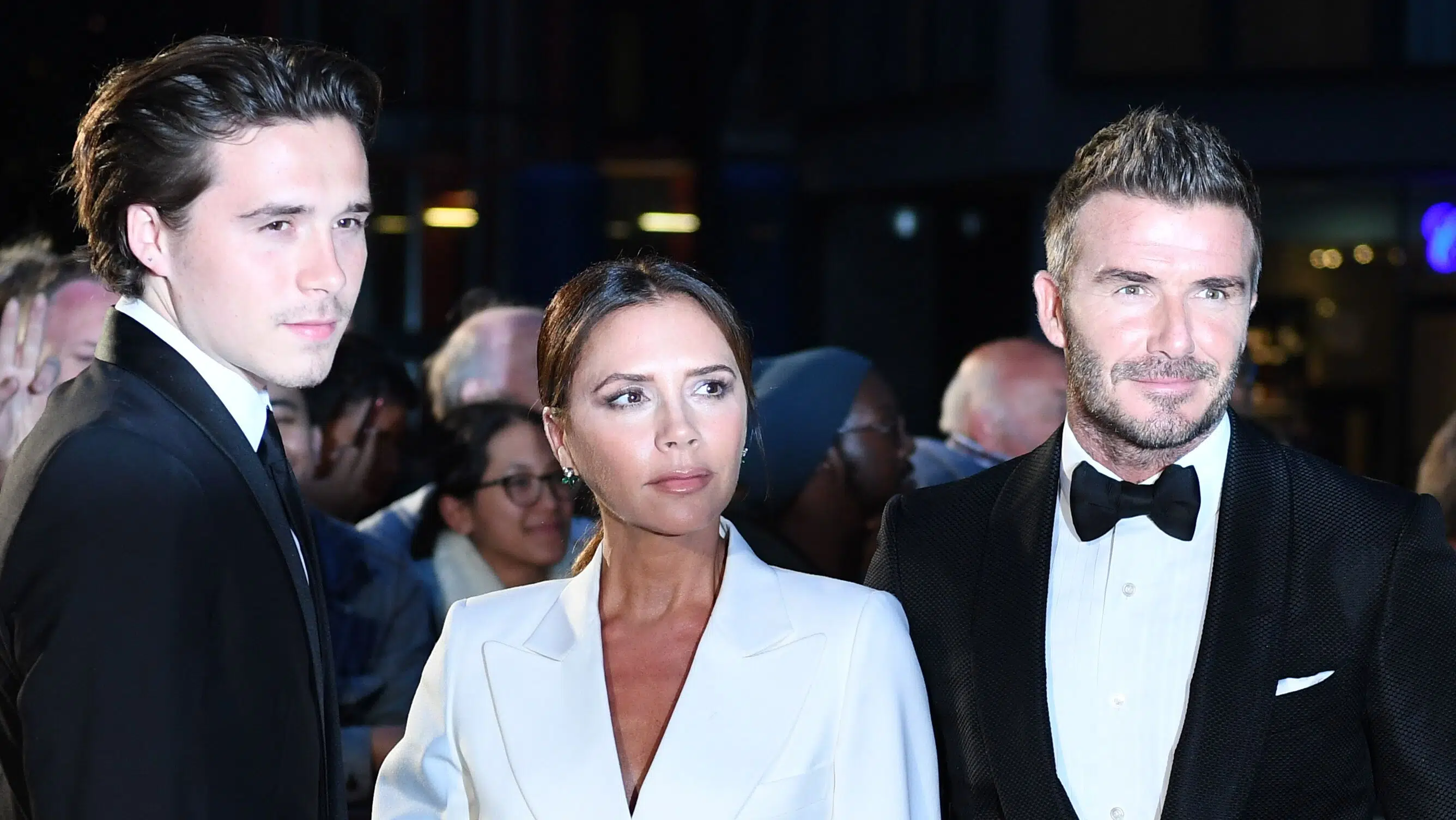 Fans bønfalder søn i Beckham-familiefejde: 'Du har kun én mor'