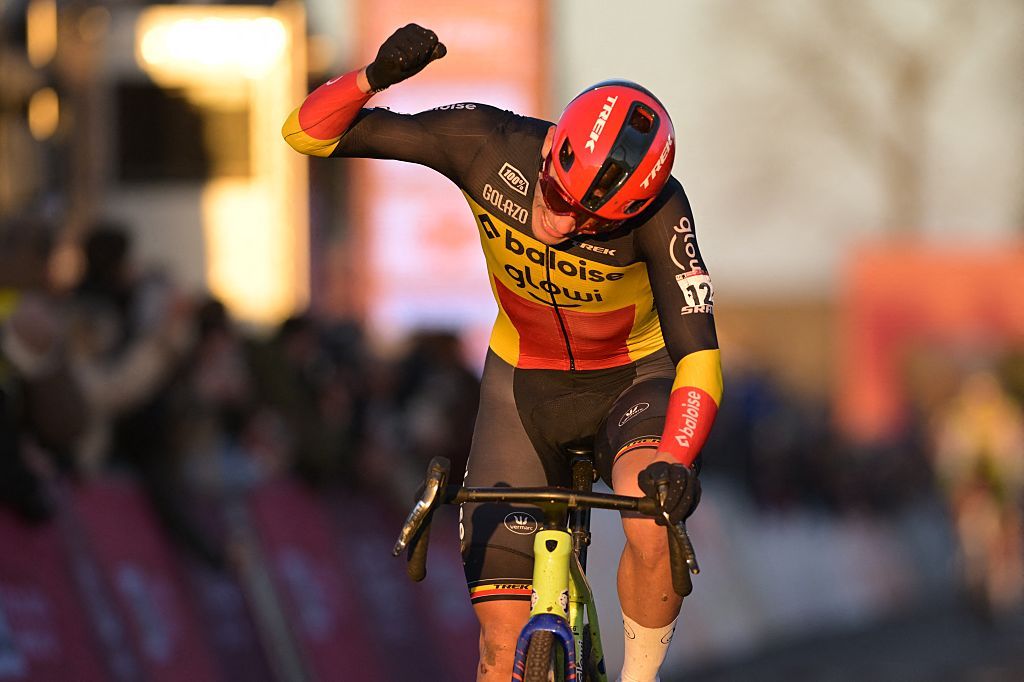 UCI Cyclo-cross World Cup: Thibau Nys wins in Dendermonde as Wout van ...
