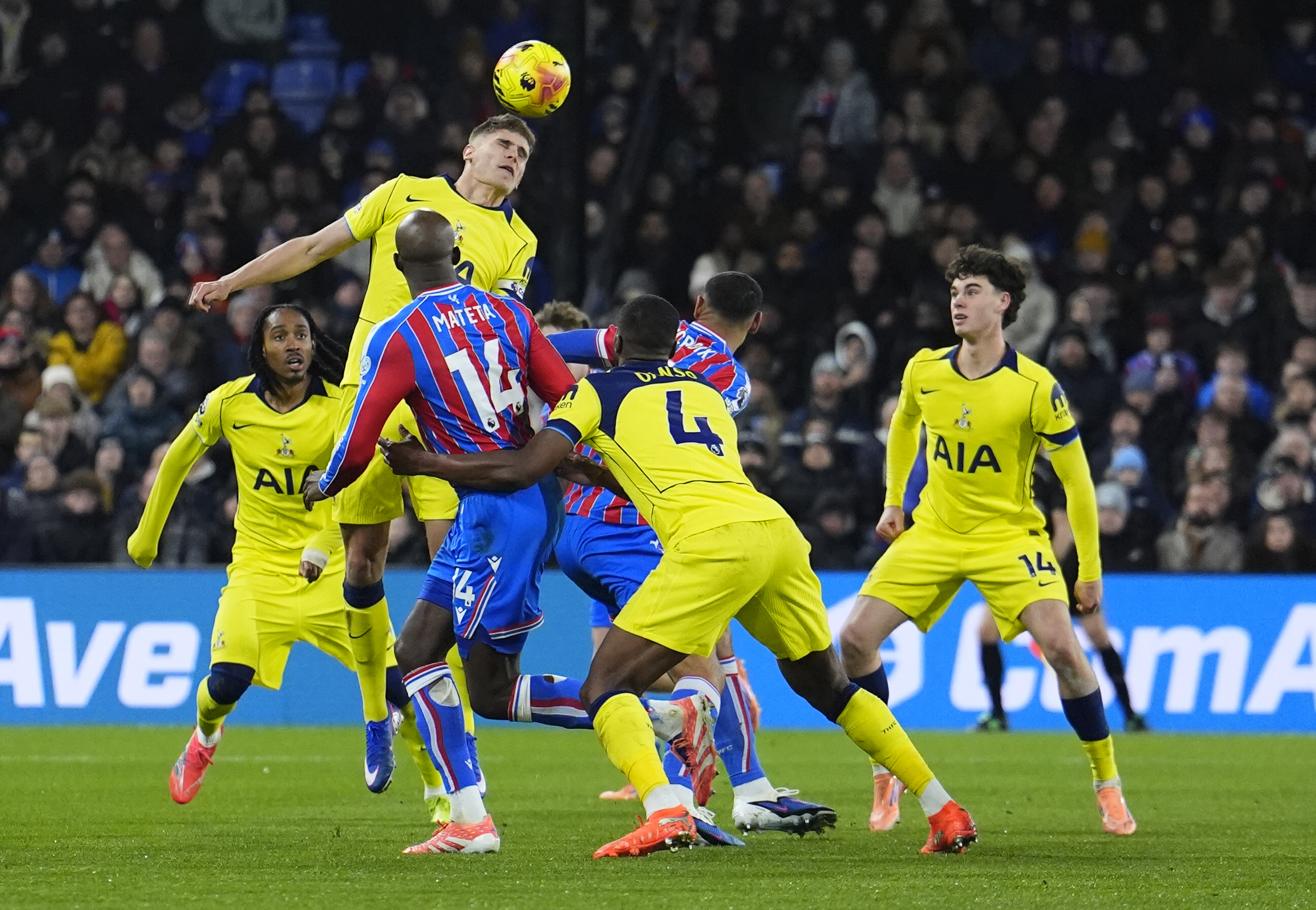 Aanvoerder Van de Ven met Spurs naar belangrijke zege op stadsgenoot