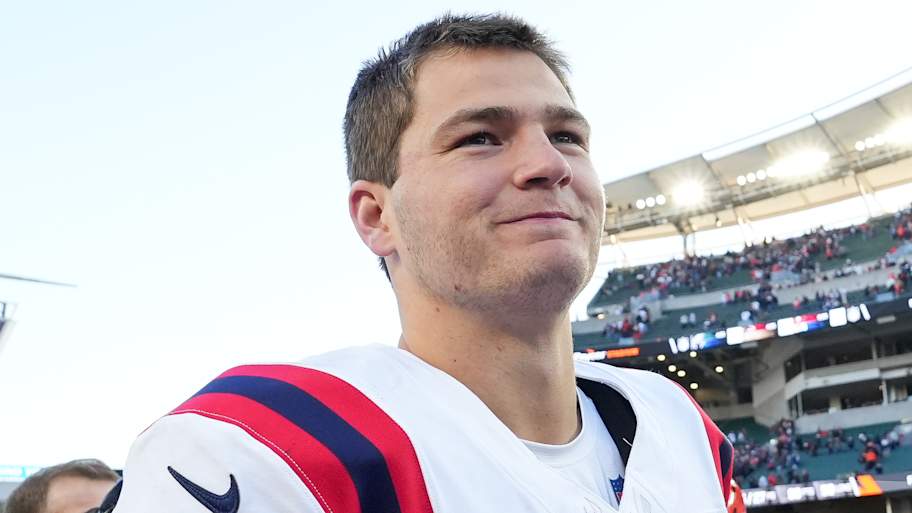 Patriots fans hijack Jets home game with wild Drake Maye chant