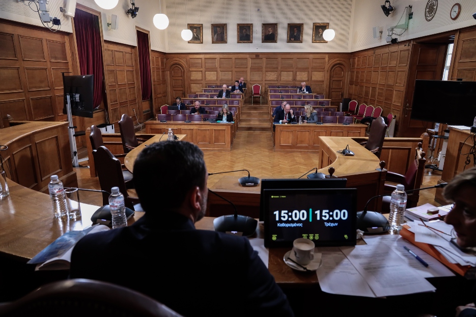 «Κόφτης» στη ζωντανή μετάδοση εξεταστικών στη Βουλή: Σφοδρές ...