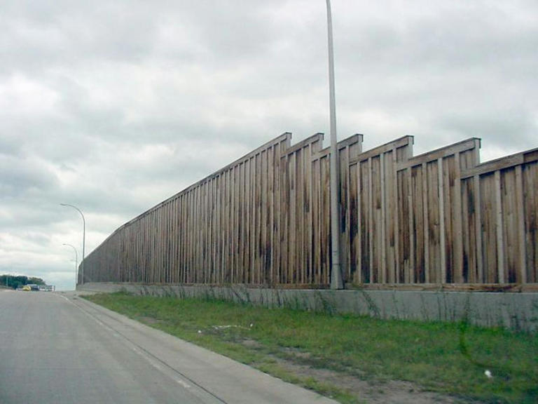 Should MnDOT build noise walls on I-494?