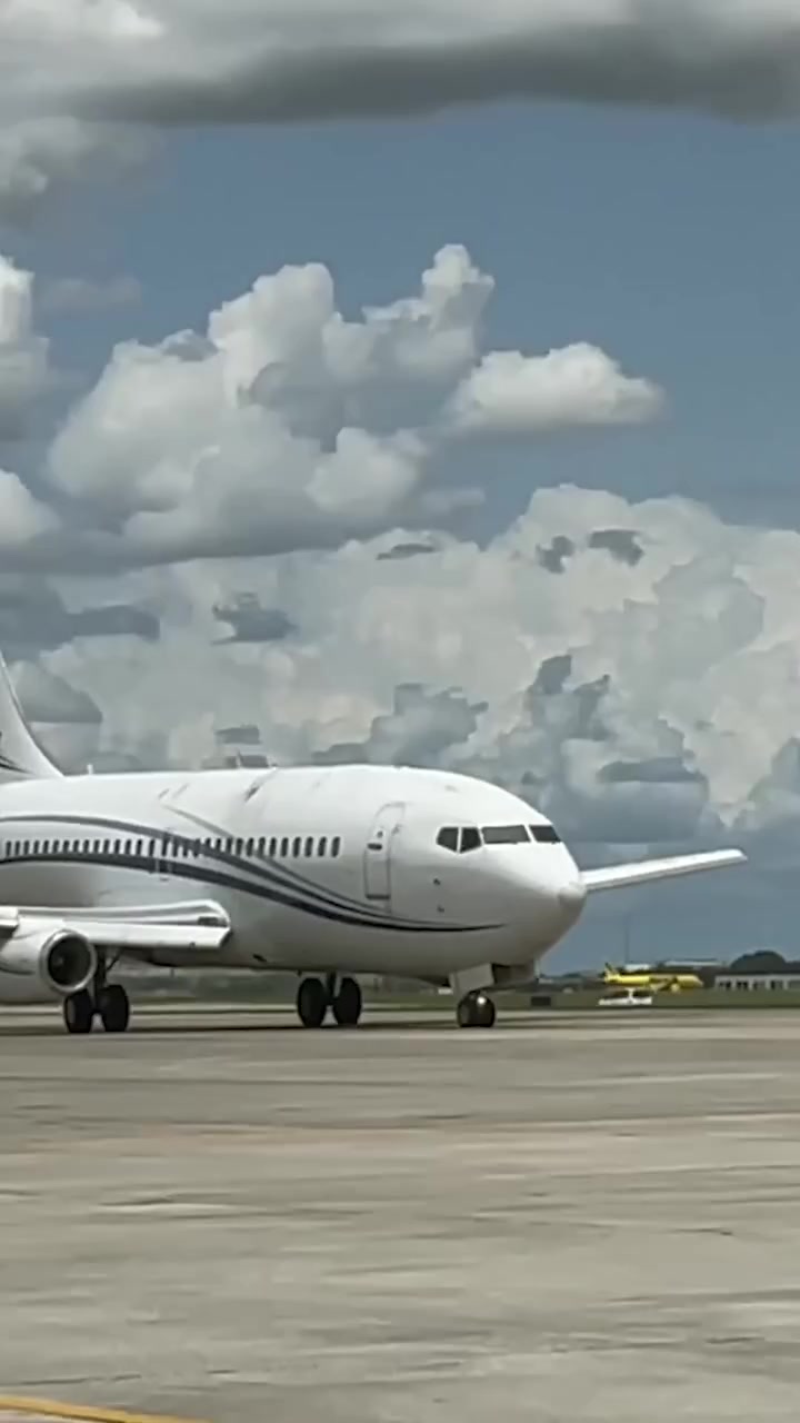 Exploring the cheapest Boeing 737!