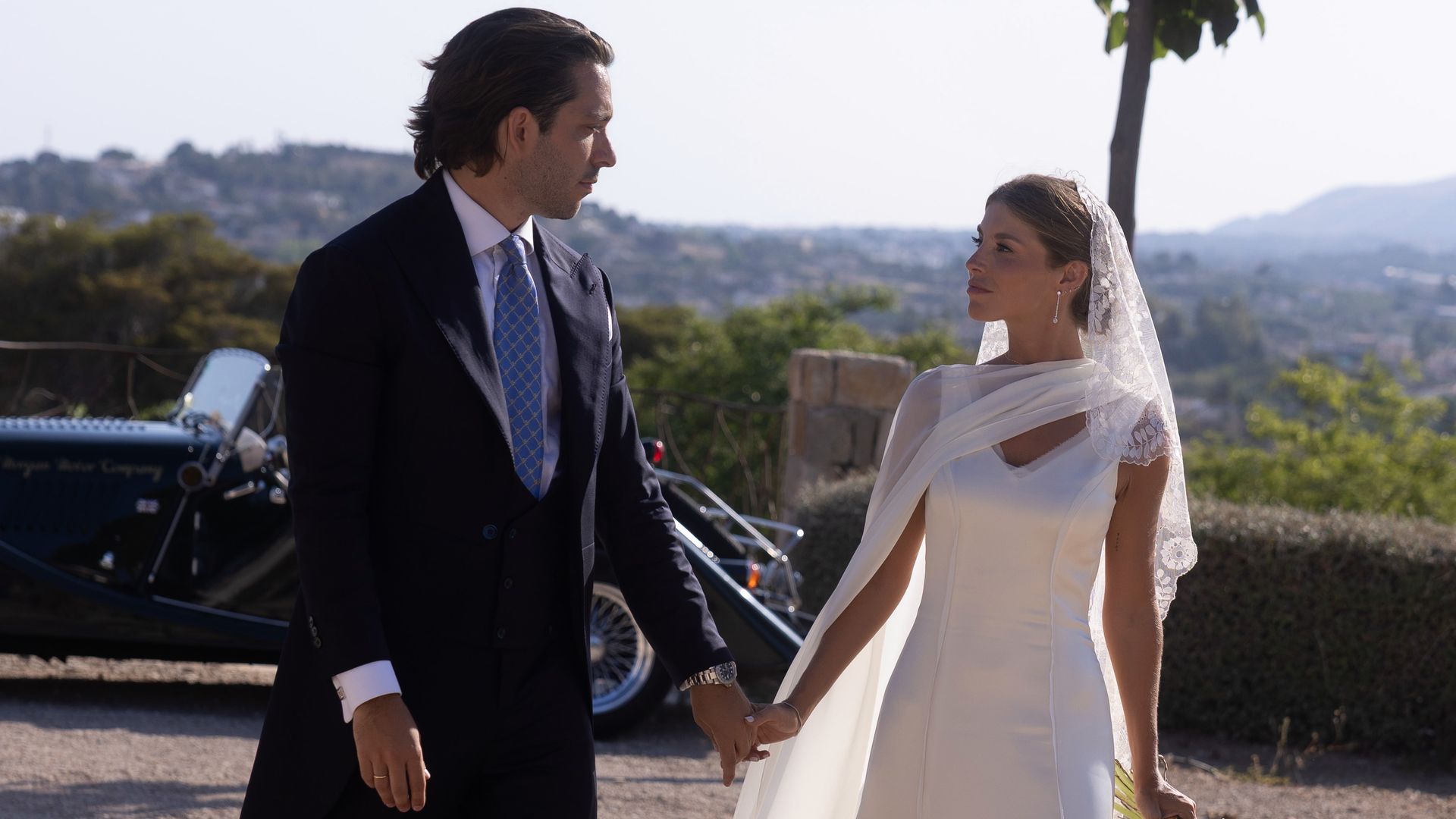 La boda de Carla en Altea: un vestido con capa de encaje antiguo y un ...