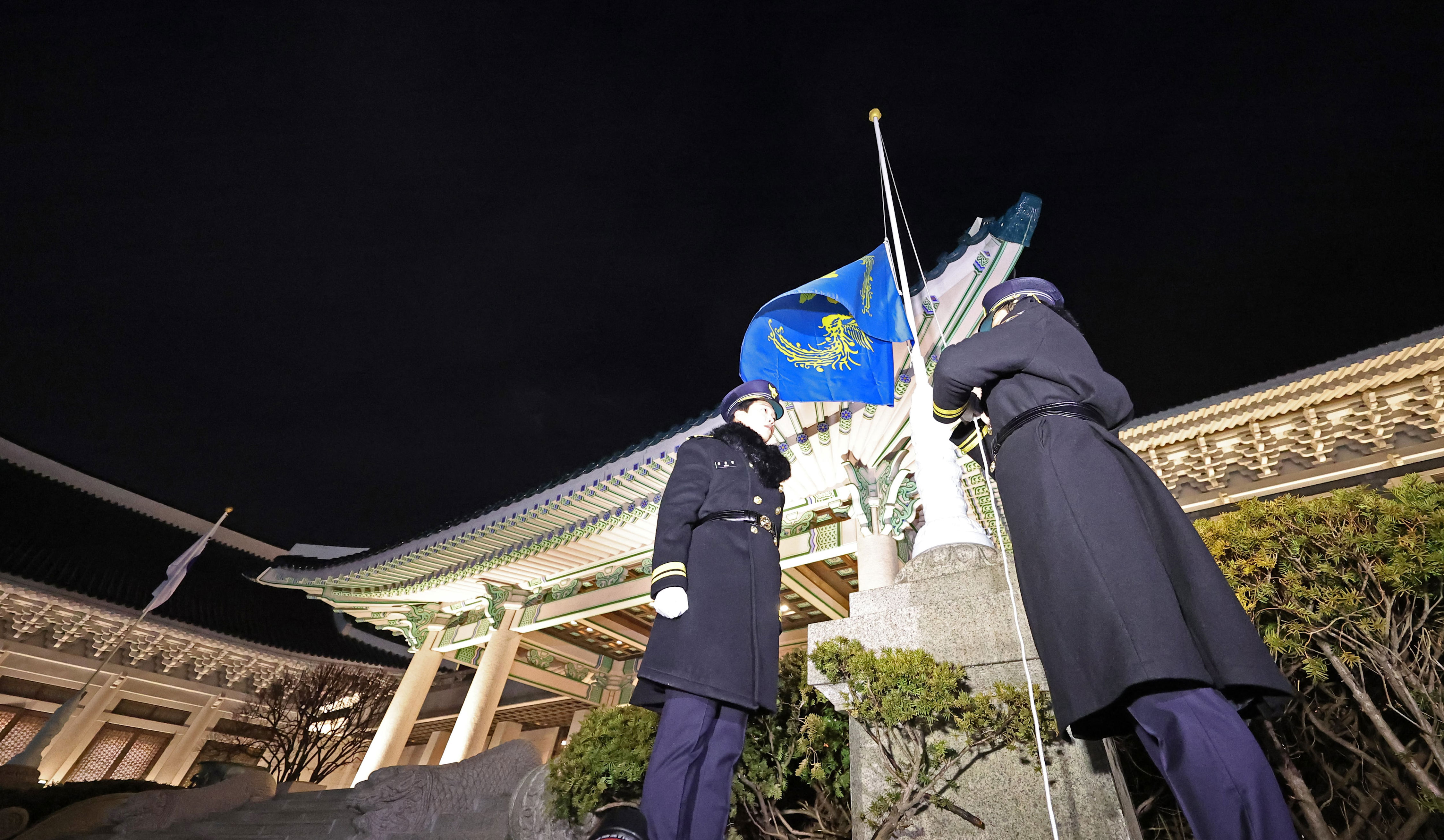 President Lee returns to Cheong Wa Dae, ending Yongsan era