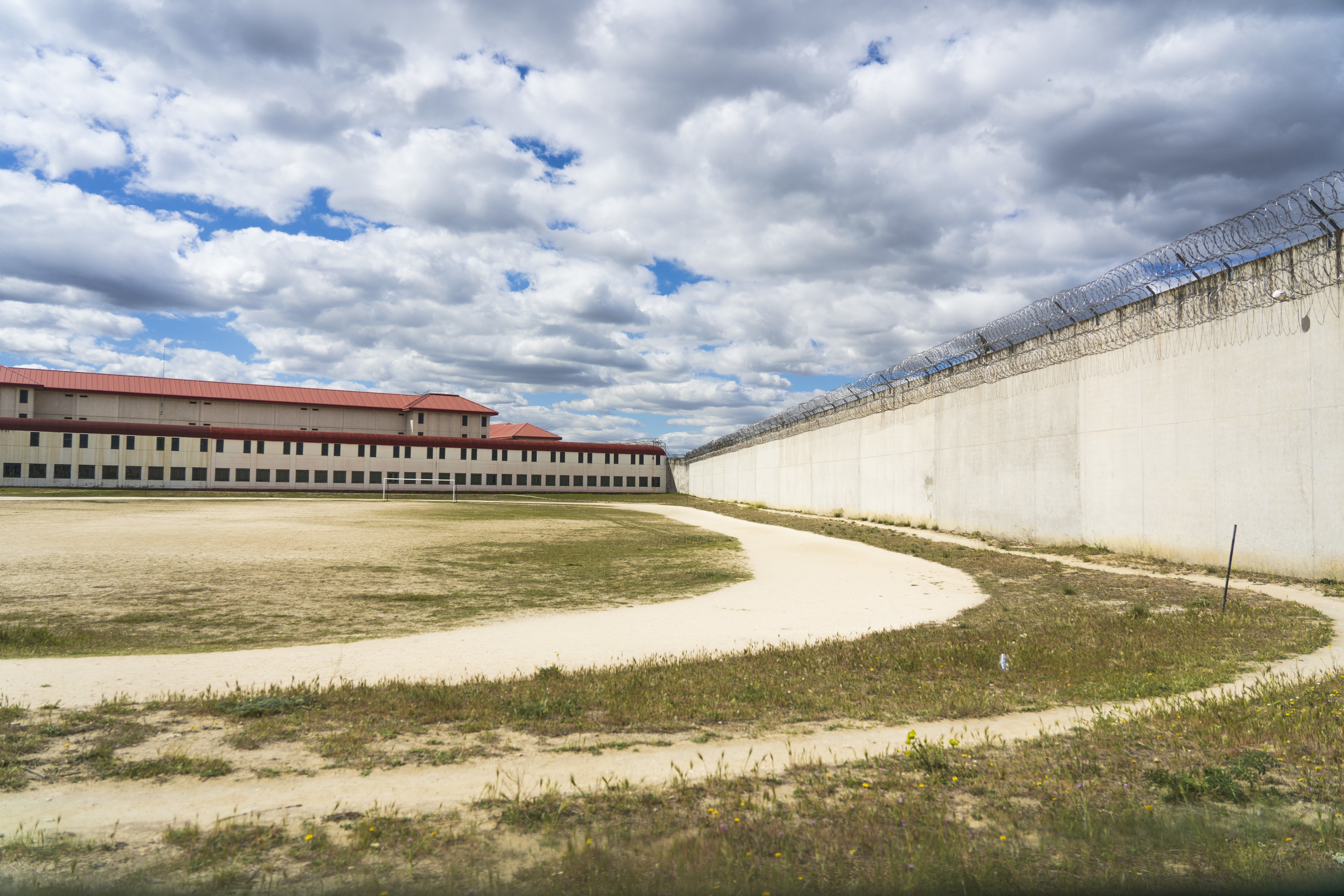 Un interno agrede a cuatro funcionarios de la prisión de Valdemoro en ...