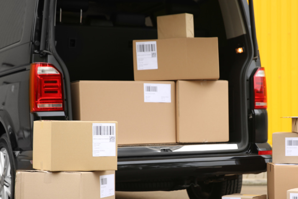 Dieb klaut Paket-Transporter und rammt Renault